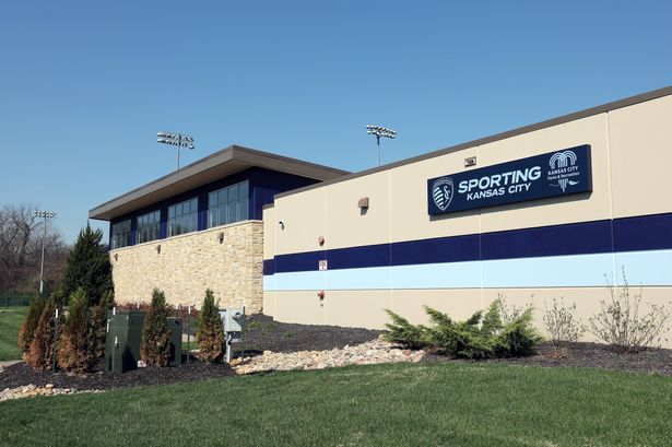 Police pursuing shooting suspect near England's Kansas City World Cup ...